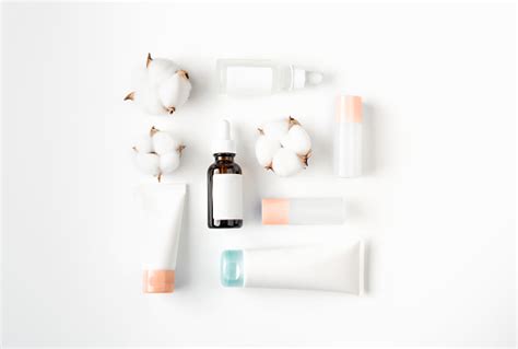 흰색 배경에 면꽃천연 화장품 모형 병의 아름다운 스파 구성 맨 위 보기입니다 플랫 레이 스타일 공간을 복사합니다 0명에 대한 스톡 사진 및 기타 이미지 Istock