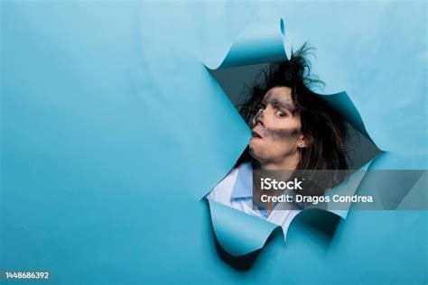 파란색 배경에 실패한 실험실 실험 후 재미있는 모습을 가진 미친 화학자 Stem 주제에 대한 스톡 사진 및 기타 이미지 Stem 주제 과학 과학자 Istock