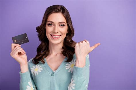 긍정적 인 좋은 분위기 레이디 옷을 입은 꽃 프린트 카디건 상승 신용 카드 엄지 빈 공간 외딴 보라색 배경 표시 사진 20 24세에 대한 스톡 사진 및 기타 이미지 Istock