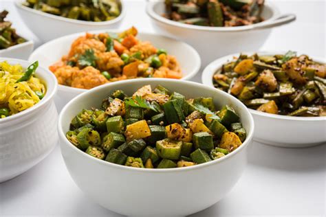 인도 녹색 야채 음식 카레 또는 Sabzi 또는 Sabji 같은 콜리플라워 프 고비 Bhindi 또는 오크라 Gawar 또는 클러스터 콩 콩 양배추 또는 플랩 고비 플랫