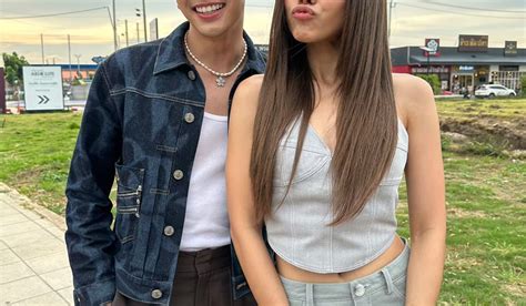 รวมรูปภาพของ ปราง เขินกรี๊ดลั่น โอบนิธิ โผล่เซอร์ไพรส์บนรถ หวานสนั่นโซเชียล รูปที่ 2 จาก 20