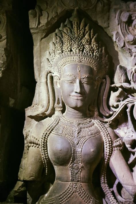 រូបបដិមា ព្រះនាងជ័យរាជទេវី អគ្គមហេសីព្រះបាទជ័វរ្ម័នទី៧ ត្រូវឆ្លាក់ហើយដាំត្បូងពេជ្រ