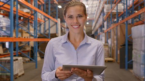 태블릿 초상화 그리고 물류 제조 및 생산을 위한 유통 창고에서 미소를 짓는 여성 행복한 관리자 수출 관리를 위한 디지털 기술 및