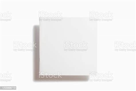 부드러운 그림자와 흰색에 고립 된 공기에 빈 매트 종이 사각형 카탈로그 잡지 0명에 대한 스톡 사진 및 기타 이미지 0명 공란 교육 Istock