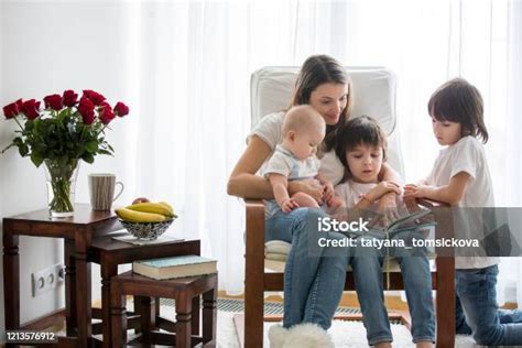 어머니 그녀의 유아 소년과 그의 오빠와 함께 놀고 책을 읽고 미소 5월에 대한 스톡 사진 및 기타 이미지 5월 가정 생활 가족 Istock
