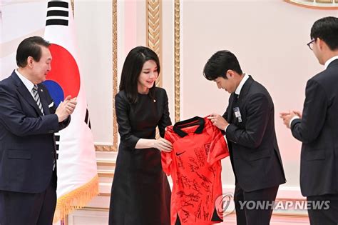 윤 대통령 부부에 유니폼 선물하는 손흥민·이강인 연합뉴스