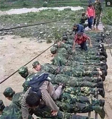 汶之伤，国之痛！50张记录汶川地震的照片，看完已泪流满面！汶川地震废墟遗体新浪新闻