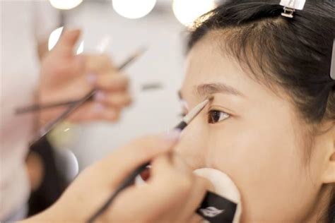 有码教育：发福利喽，公司为员工拍摄最美证件照