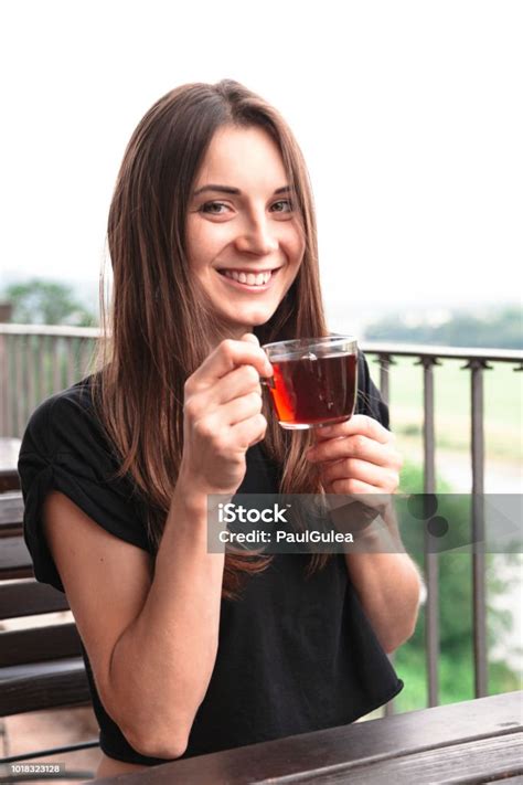 아름 다운 젊은 여 자가 보유 하 고 웃 고 차 한잔 갈색 머리에 대한 스톡 사진 및 기타 이미지 갈색 머리 긍정적인 감정 표현 긴 Istock