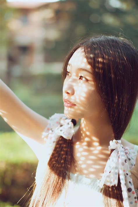 清秀妹子吊帶連衣裙顯純真 每日頭條