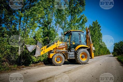 Община Пазарджик започна почистване от крайпътна растителност по ключови участъци от общинската