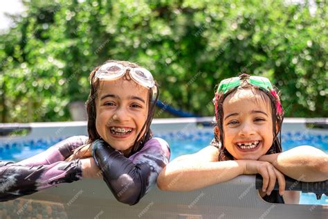 Niñas Pequeñas Jugando En Una Piscina En Un Jardín De Verano Foto Gratis