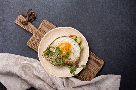 튀긴 계란 토스트 알팔파 및 녹색 완두콩 콩나물을 곁들인 샌드위치 마이크로 그린 미식가에 대한 스톡 사진 및 기타 이미지 미식가 새싹채소 건강한 식생활 Istock