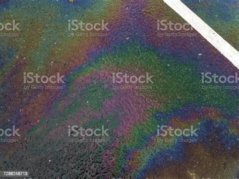 아스팔트 도로 배경에 색상 가솔린 연료 반점의 이미지 지상 오염 개념 이미지 0명에 대한 스톡 사진 및 기타 이미지 0명 가솔린 거리 Istock