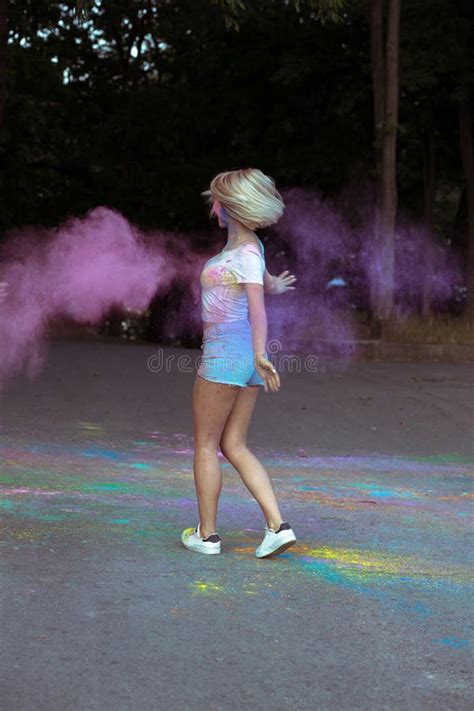 Mujer Rubia Atl Tica Con El Estallido De La Pintura Seca Que Celebra Holi Foto De Archivo