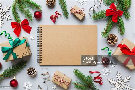 크리스마스 빈 인사말 카드 모형 장면 크리스마스 트리 가지와 종이 카드 노트로 만든 창조적 인 레이아웃 플랫 레이 자연 새해 개념 성탄절 선물에 대한 스톡 사진 및 기타