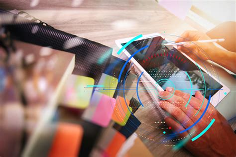 웹사이트 디자이너 디지털 태블릿 및 스마트폰 및 디지털 디자인 다이어그램 및 스택 개념으로 나무 책상에 책의 컴퓨터 노트북 공연에 대한 스톡 사진 및 기타 이미지 Istock