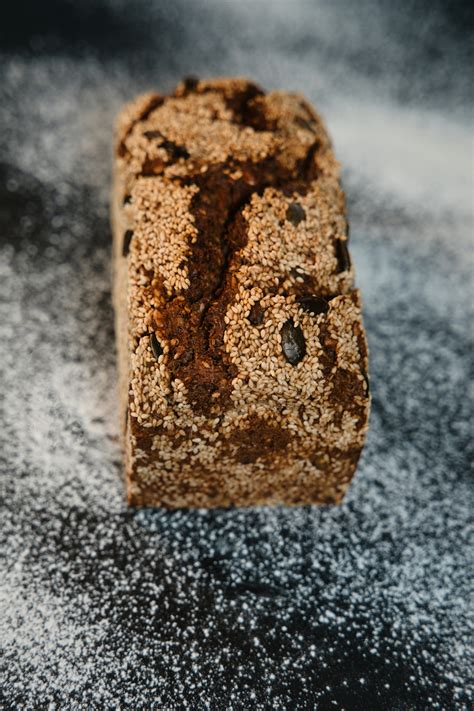 간단한 식사 갓 구운 곡물 과자 굽는 판 나무 질감 러스틱 많은 맛있는 목조 판자 무늬 직물 미식가 밀 밀가루 반죽 발효빵 베이글 베이커리