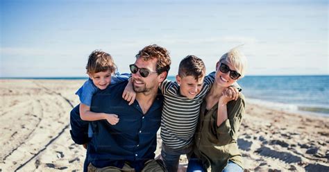 해변에 야외에 앉아 있는 두 명의 어린 자녀가 있는 젊은 가족의 초상화 사진 Unsplash의 슬로바키아 이미지