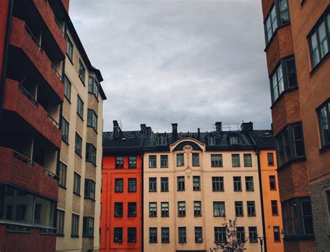 Vistas A Los Edificios Coloridos De La Ciudad Foto De Archivo Imagen