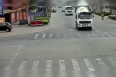 罐车司机作死闯红灯货车司机教他怎么做人监控拍下悲剧一幕 监控 罐车 悲剧