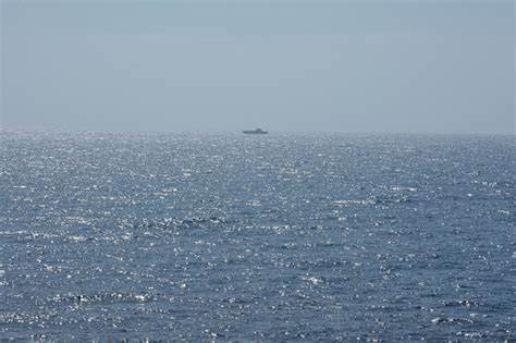 아름다운 물 수평선과 맑은 하늘 그리고 멀리있는 배의 실루엣과 아름다운 바다 전망 0명에 대한 스톡 사진 및 기타 이미지 0명 개념 경관 Istock