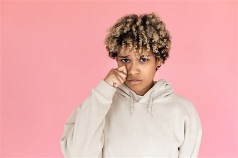 스튜디오에서 슬픈 아프리카 계 미국인 여성 여자에 대한 스톡 사진 및 기타 이미지 여자 청년 성인 취약성 Istock