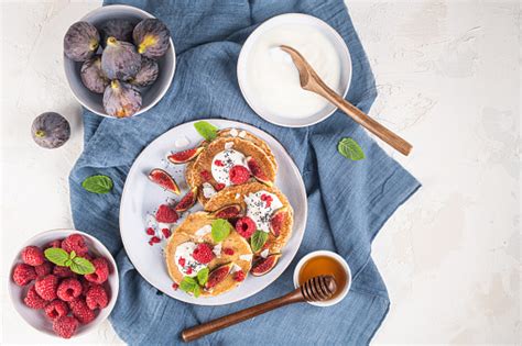 라즈베리 무화과 요구르트 코코넛 향 꿀 민트 잎을 접시에 넣은 팬케이크 라즈베리에 대한 스톡 사진 및 기타 이미지 라즈베리