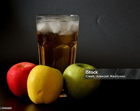 검은 배경에 얼음이 있는 키가 큰 면 유리에 다양한 종류의 과일이 혼합된 사과 주스 0명에 대한 스톡 사진 및 기타 이미지 0명 가득 찬 개체 그룹 Istock
