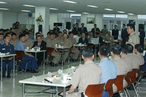 [노무현사료관] [해군 2함대 사령부를 방문해 인사말씀하는 노무현 대통령]