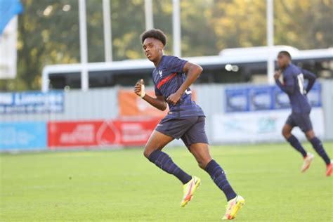 Passé De Défenseur à Attaquant Mathys Tel Est Un Joueur Qui Avance