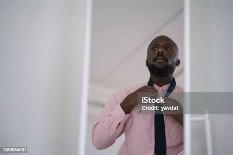 아프리카계 미국인 남자 에 셔츠 드레싱 과 조정 넥타이 에 목 에 집에서 거울에 대한 스톡 사진 및 기타 이미지 거울 기업가 남자 Istock
