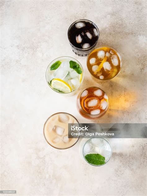 얼음이 있는 안경에 다양한 상쾌한 음료를 평평하게 놓습니다 베이지 색 배경에 사과 주스 콜라 수제 레모네이드 아이스 커피 아이스