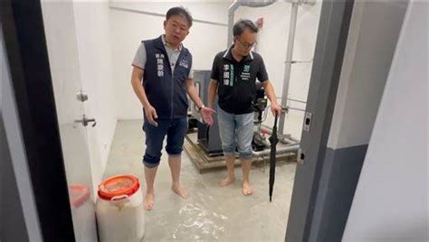 新竹棒球場淹水畫面曝！「休息區沿路流」灌到地下室 他：好像泳池玩水 三立新聞網 Line Today