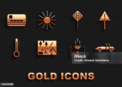 위치 삼각형 자동차 캠프 파이어 및 냄비 기상 온도계 주차 신용 카드 및 태양 아이콘의 느낌표가있는 접힌지도를 설정합니다 벡터 0명에 대한 스톡 벡터 아트 및 기타 이미지