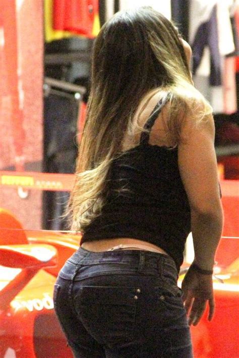 Mulher Mel O Abaixa Para Olhar Carr O E Acaba Pagando Calcinha Em Shopping