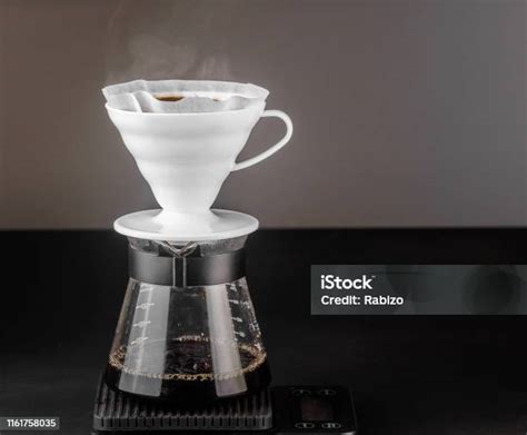 커피를 만드는 다른 방법 커피 메이커는 수동 부어 스타일의 유리입니다 검은 배경에 코피 양조 0명에 대한 스톡 사진 및 기타