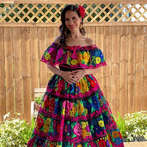 Mexican Women In Traditional Dress