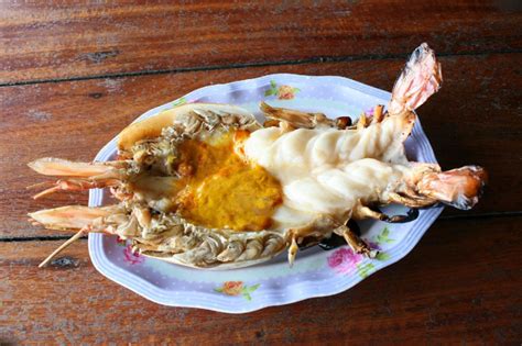 ร้านอาหาร “ชายน้ำ ต้นตำรับ” เกาะเรียน อยุธยา กุ้งเผาตัวโตแสนอร่อย เนื้อแน่น น้ำจิ้มแซ่บๆ