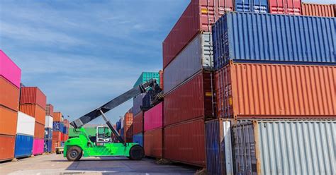 물류 운송 수입 수출 또는 운송을 위해 아름다운 하늘을 가진 컨테이너 창고에서 일하는 지게차 사진 Unsplash의 항공모함 이미지