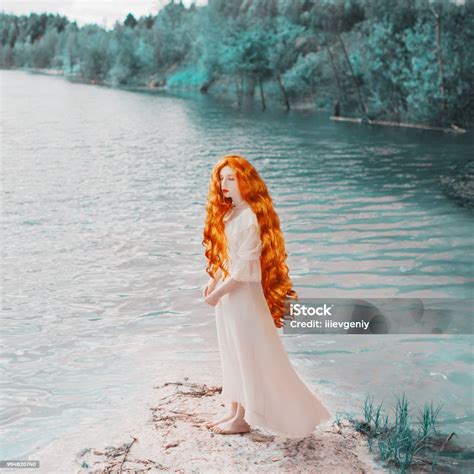 긴 머리 빨간 입술 젊은 특이 한 여자 블루 워터 배경에 피부 창백 호수에 대 한 아름 다운 빨간 머리 모델입니다 특이 한 여름 풍경 곱슬 머리에 대한 스톡 사진 및 기타
