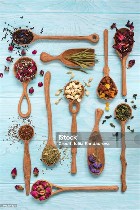 블랙 과일 수레 국화 히 비 스커 스 야생 장미 백색 로터스 및 파란 배경에 나무 숟가락에 루이보스 차 0명에 대한 스톡 사진 및 기타 이미지 Istock