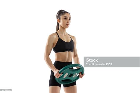 하얀 배경에 고립 된 바벨 디스크로 스포츠웨어 훈련을하는 한 근육질의 여성 스포츠 뷰티 근력 개념 가득 찬에 대한 스톡 사진 및 기타 이미지 Istock
