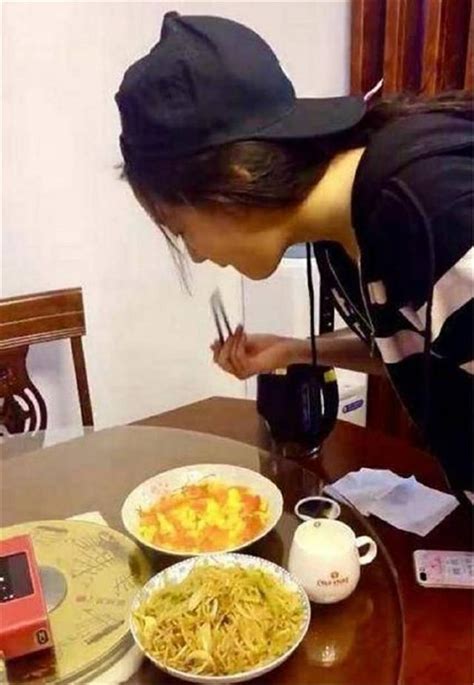 關曉彤化身廚娘為鹿晗做飯，網友：幸福的小兩口，就炒兩個菜？ 每日頭條