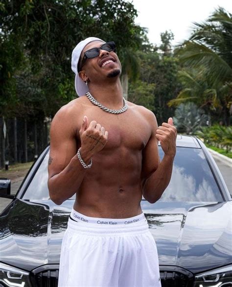 Paulo André Para A Web Ao Posar Em Frente A Automóvel De Luxo Vogue Celebridade