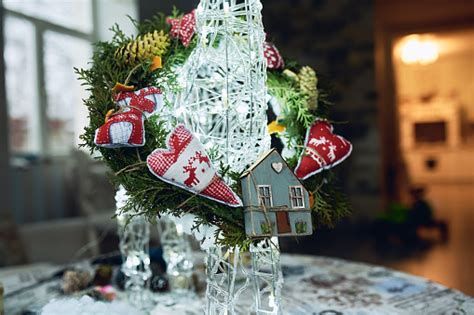 여성의 취미 원뿔 가문비 나무 가지와 장난감의 크리스마스 화환 0명에 대한 스톡 사진 및 기타 이미지 0명 12월 Diy Istock