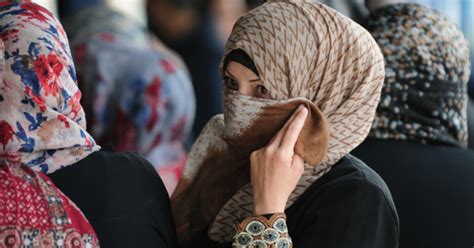 약 타기 위해 기다리는 시리아 난민 여성