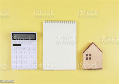 목조 주택 모델 흰색 계산기 복사 공간이 있는 노란색 배경에 빈 페이지가 열린 노트북 주택 구매 개념의 평면 레이아웃 0명에 대한 스톡 사진 및 기타 이미지 Istock