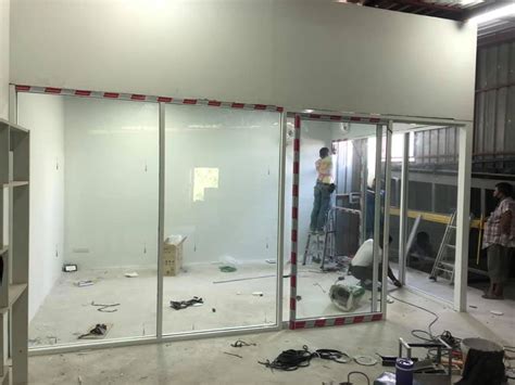 ติดตั้งประตูบานรางแขวน หน้าต่างบานเลื่อน รับออกแบบและติดตั้งกระจกอลูมิเนียมทั้งในและนอกสถานที่