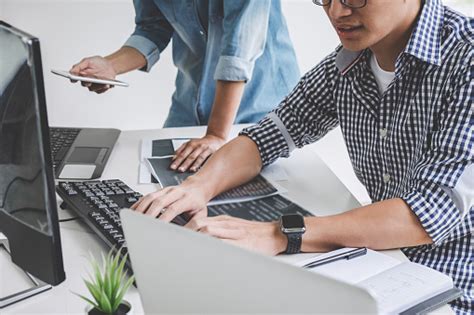 협력 웹 사이트에서 작업 하는 프로그래머는 소프트웨어 개발 회사에서 데스크탑 컴퓨터에 프로젝트 코드를 작성 하 고 입력 데이터